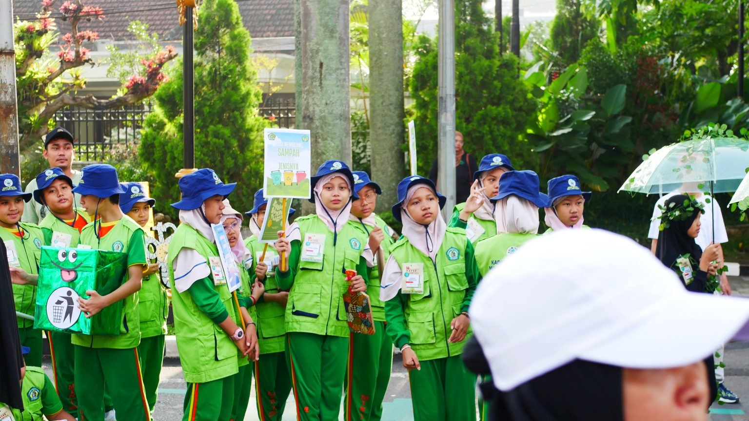 Kader Adiwiyata MIN 1 Kota Malang Mewarnai Car Free Day dengan Kampanye 3R yang Gemilang - MIN 1 ...